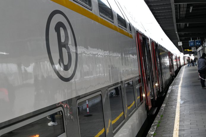 Vrouw naar ziekenhuis nadat ze zich verbrandt met bijtend product op ...