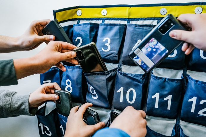 Deze school deed het mobieltje al eerder in de ban; ‘In het begin namen leerlingen ze mee naar ...