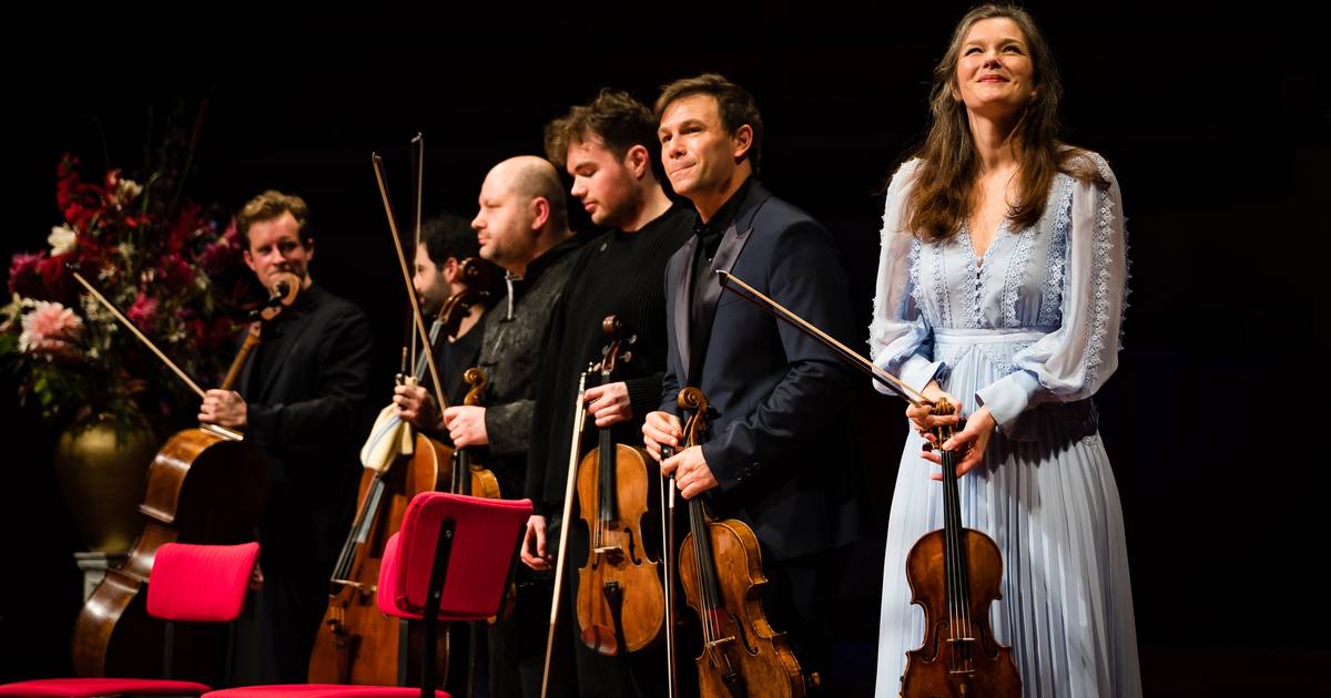 Violiste Janine Jansen reist hele wereld over, maar vindt rust bij ouders in Soest: ‘Grote ...