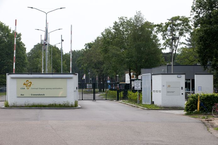 Zware mishandeling op AZC Budel: man (22) verwondt slachtoffer met mes ...