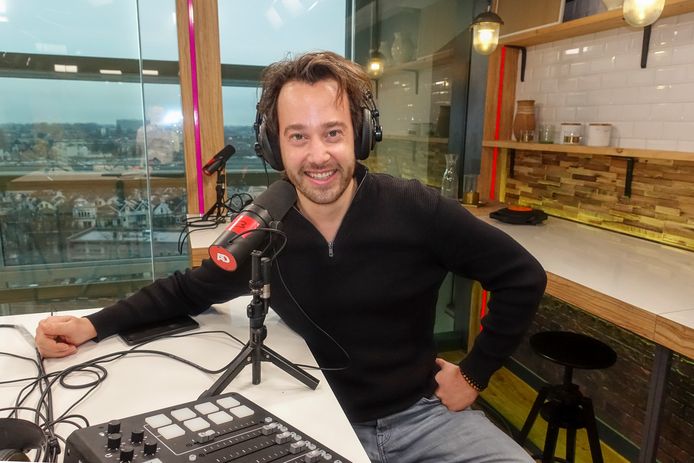 ‘Ik merk dat een podcast heel intiem kan zijn’ | Achter de Schermen | AD.nl