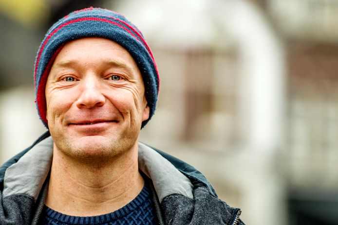 Cabaretier Jochen Otten schrijft zijn teksten in Tilburgse koffietenten ...