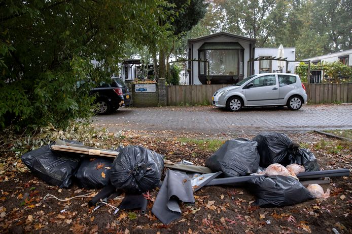 Afval bij woonwagens aan de Fakkellaan in Eindhoven stapelt zich op ...