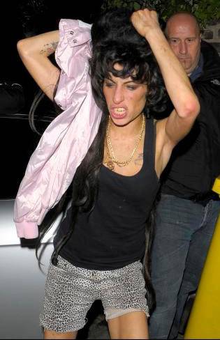 Amy Winehouse vomit sur ses robes de soirée | People | 7sur7.be