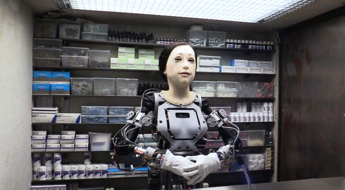 Deze 'menselijke' robot geeft bij Eindhovense apotheek voorlichting ...