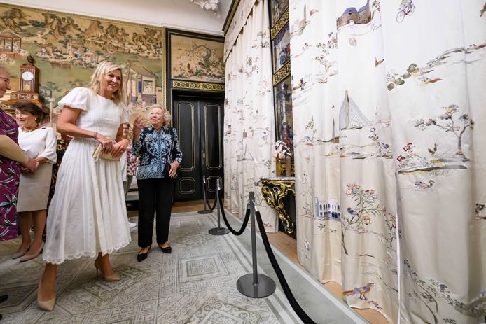 De 45 geborduurde zijden bloemen uit Arnhem hangen in de Chinese Zaal ...