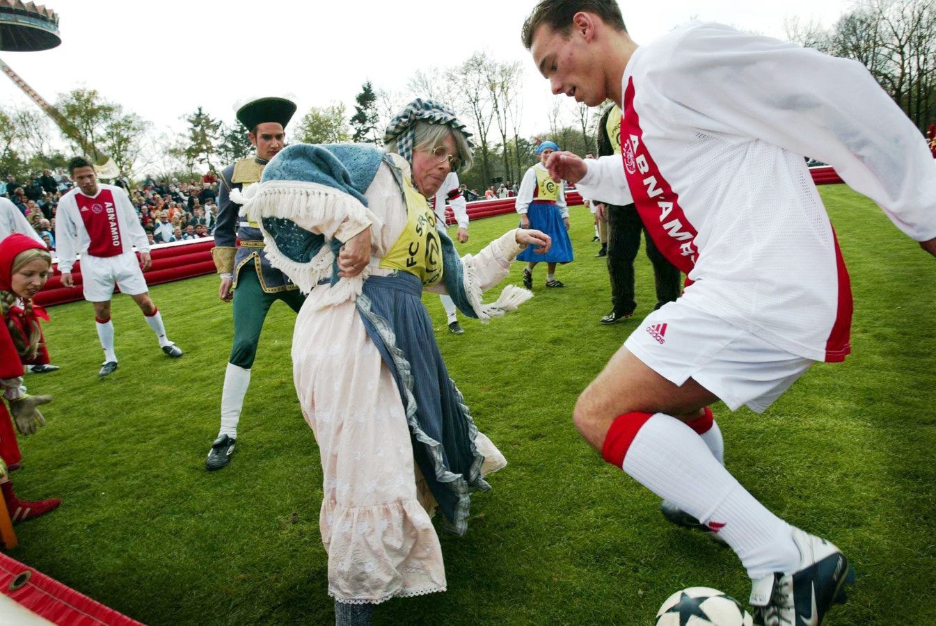Waarom Ajax met Wesley Sneijder en Rafael van der Vaart een duel in de Efteling speelde ...