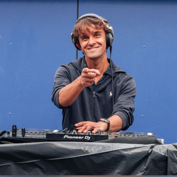 Met zijn rijdende podium geeft Haagse dj Bas een feestje op straat: ‘De ...