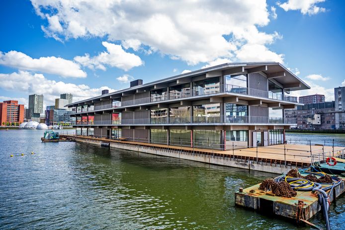 Koning komt aan in Rotterdam om grootste drijvende kantoor ter wereld ...