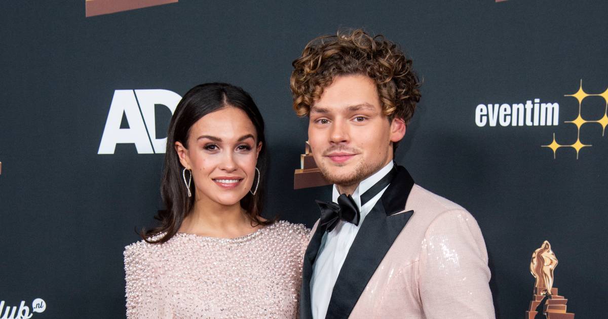 Acteur Soy Kroon draagt zonder gêne diepe V-halzen tot net boven z’n ...