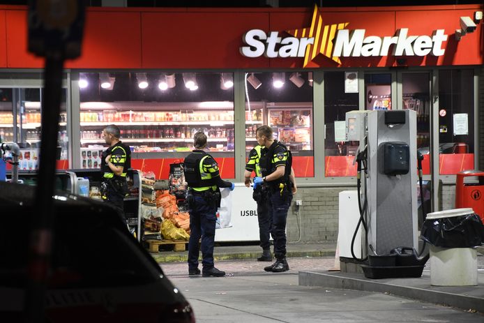 Twee mannen overvallen tankstation in Overvecht en gaan ervandoor met geld en rookwaren ...
