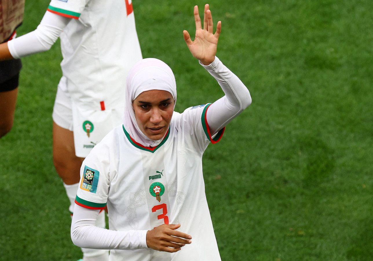 La Marocaine Nouhaila Benzina devient la première joueuse voilée à ...
