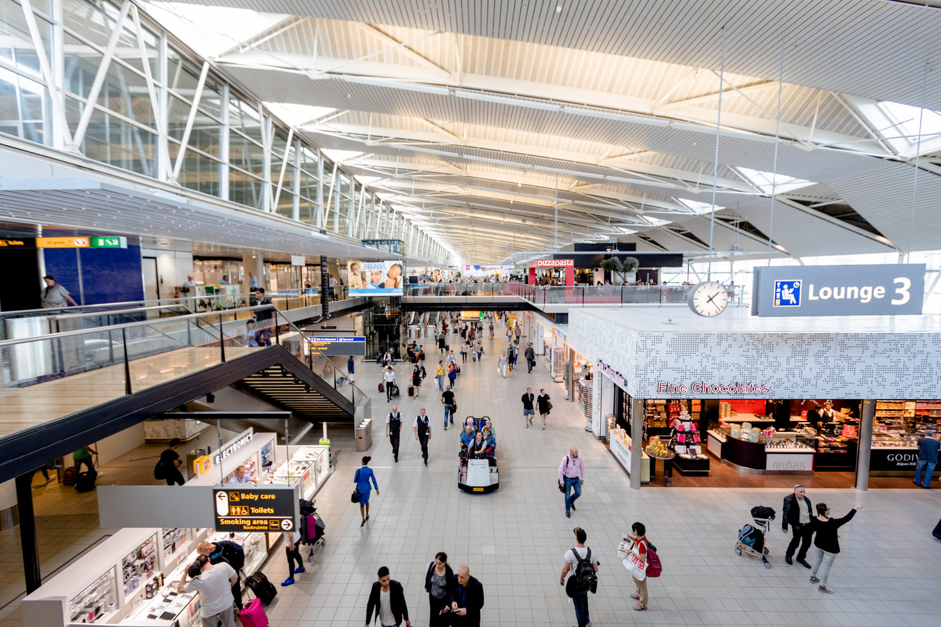 FNV kondigt staking bij taxfreeshops Schiphol aan | Foto | AD.nl
