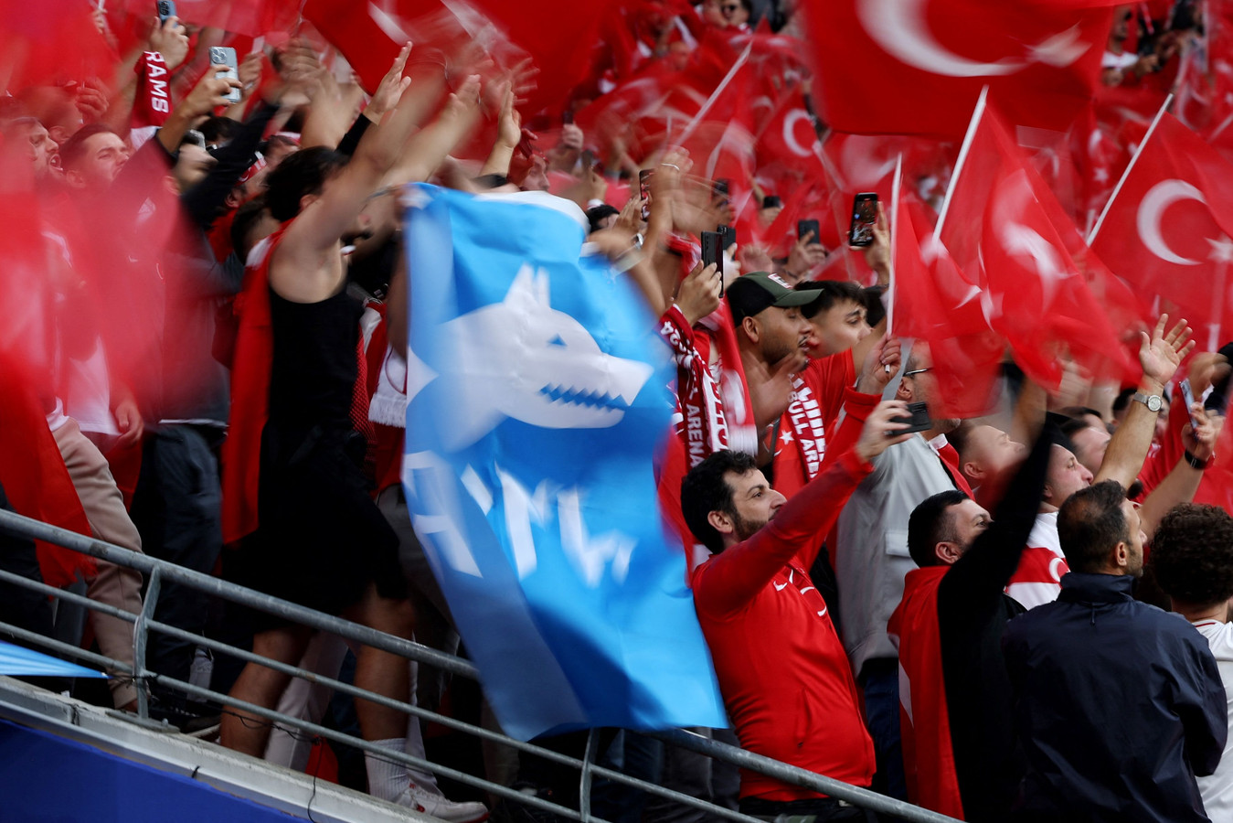 Duitse politie legt Turkse fanmars stil na ‘wolvengroet’: waarom is die ...