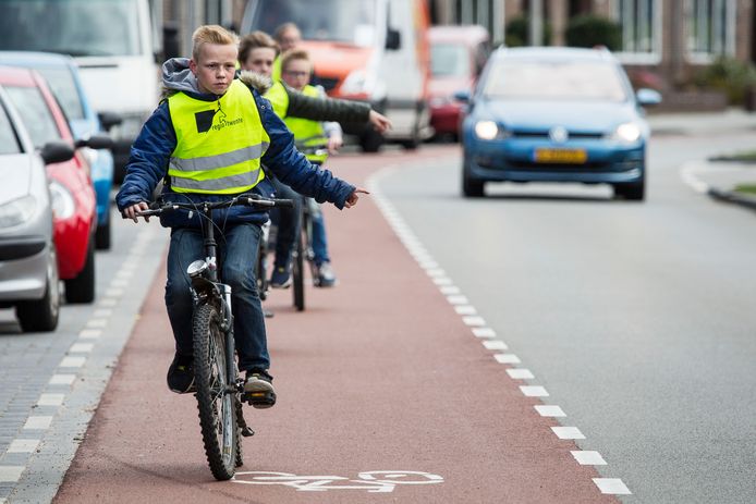 Oproep: ‘Alle fietsende schoolkinderen een hesje aan in donkere maanden ...