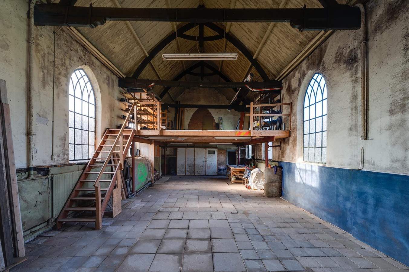 Afgedankt kerkje uit 1880 zoekt nieuwe bewoner met twee rechterhanden ...