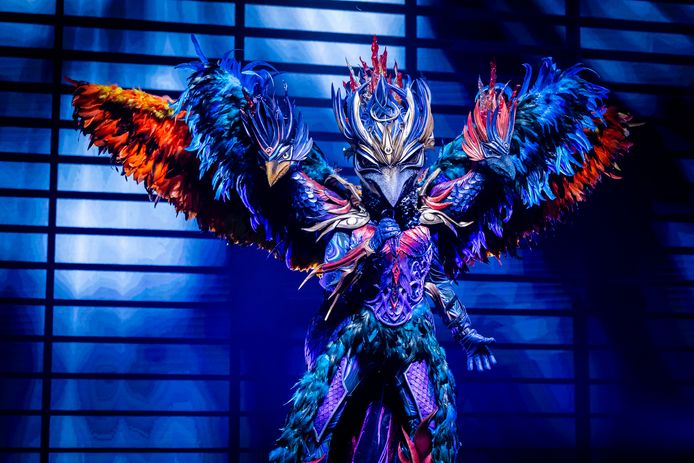 KIJK. Feniks brengt stomende versie van ‘Crazy In Love’ in ‘The Masked ...