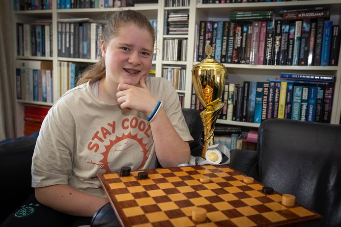 Fleur (16) is voor de tweede keer Europees kampioen dammen, nu wil ze ...