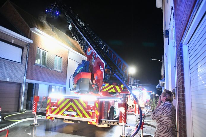 Kenny wil ’s nachts nog iets klaarmaken, maar dan schiet de pot plots ...