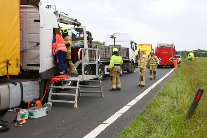 A50 dicht door botsing tussen twee vrachtwagens: brandweer haalt met veel moeite beknelde ...
