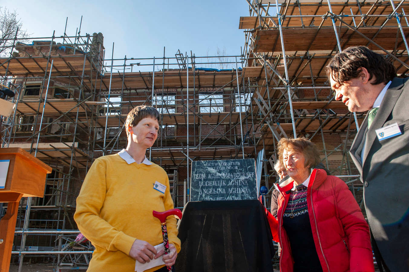 Zoeken naar explosieven rond afgebrand landhuis Zionsburg, afscherming ...