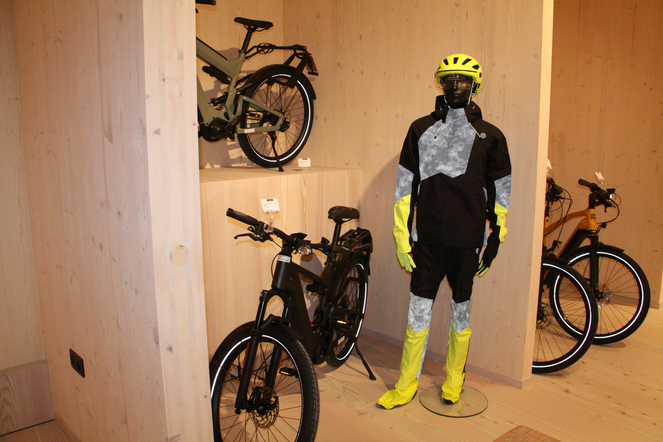 NET OPEN. Lo-Reninge heeft met Velolo een eerste fietswinkel: “We doen ...