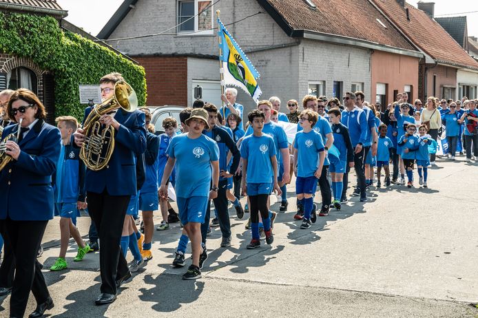 KSV De Ruiter viert 75e verjaardag met optocht | Roeselare | hln.be