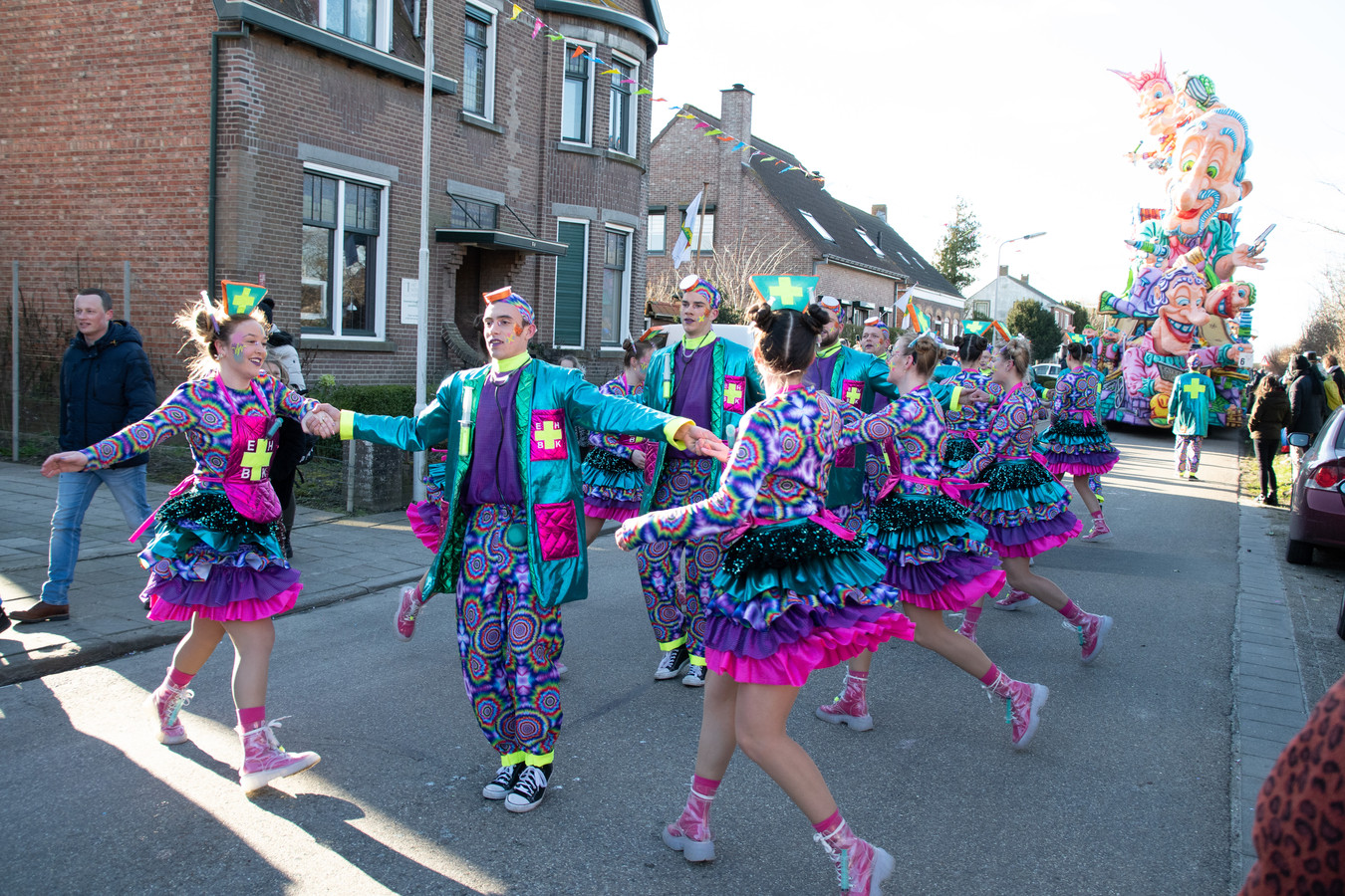 Carnaval is pas écht voorbij, als de stoet door Ossenisse is geweest ...