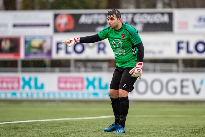 Voetballen op zaterdag lukt autoverkoper Robbert Dols niet, dus zwaait ...