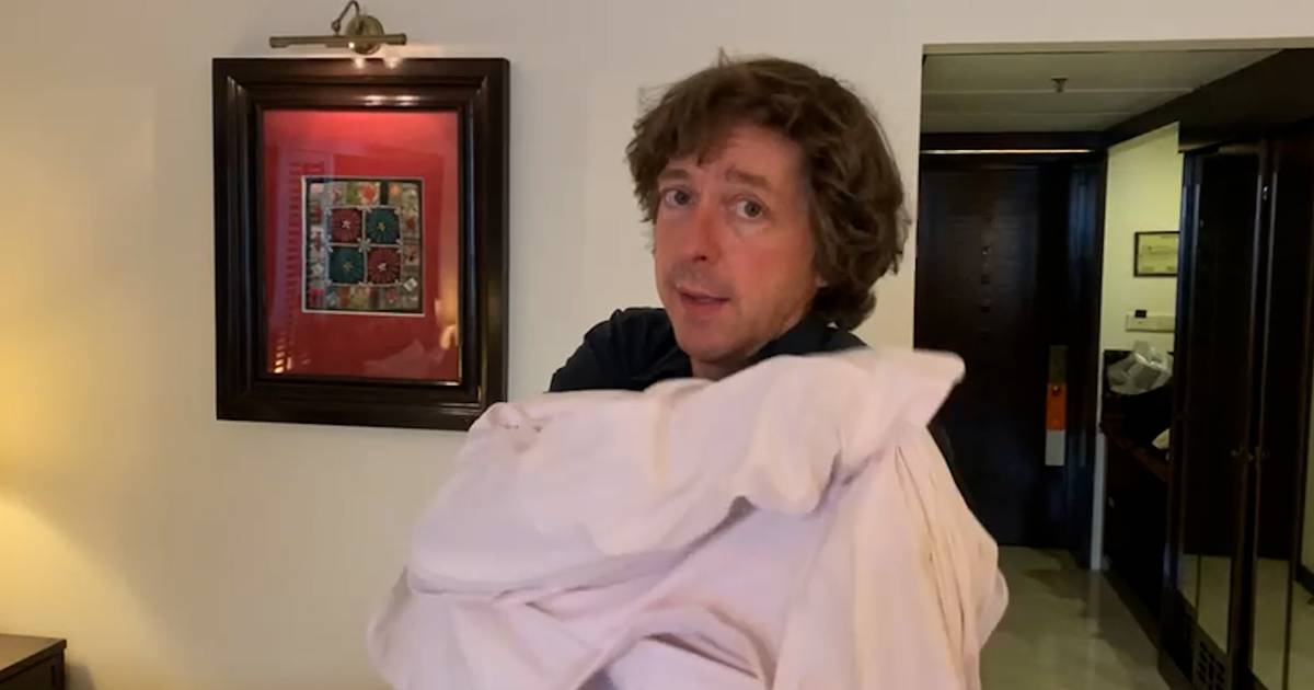 Robin Ramaekers en cameraman moeten traditionele kledij aan in Kaboel ...