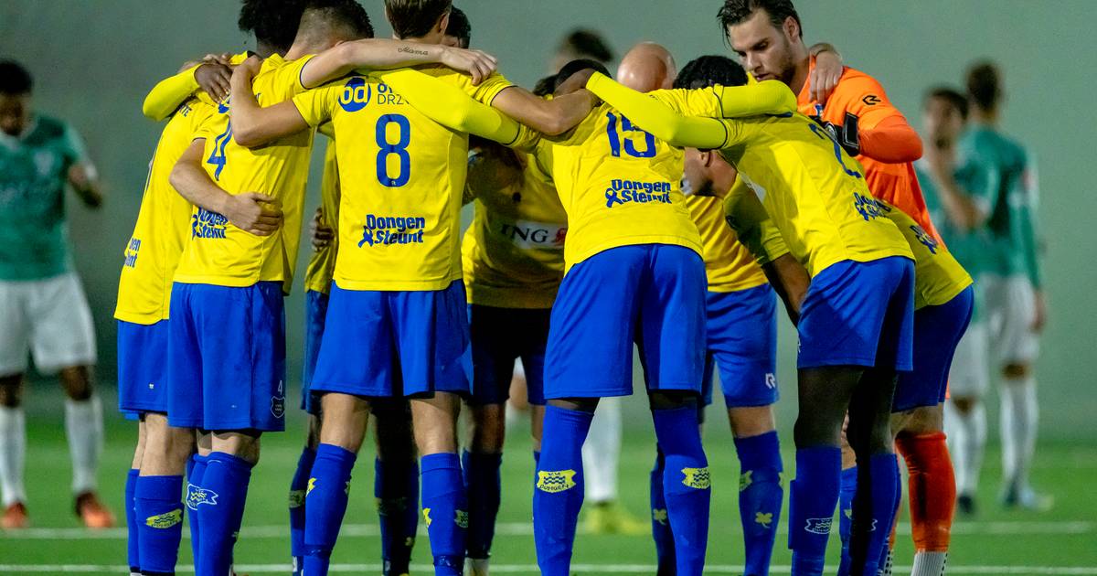 Rode lantaarndrager Dongen balanceert op dun koord, maar toont vlak ...