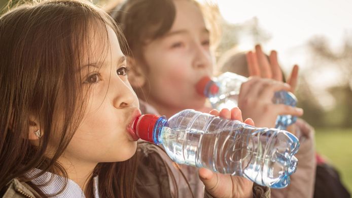 School in Nederland verplicht kinderen water te drinken, ouders boos ...