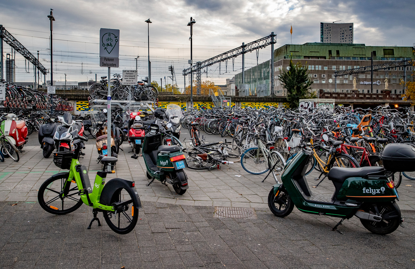 Eindhoven werkt aan meer mogelijkheden om de fiets te parkeren | Foto ...