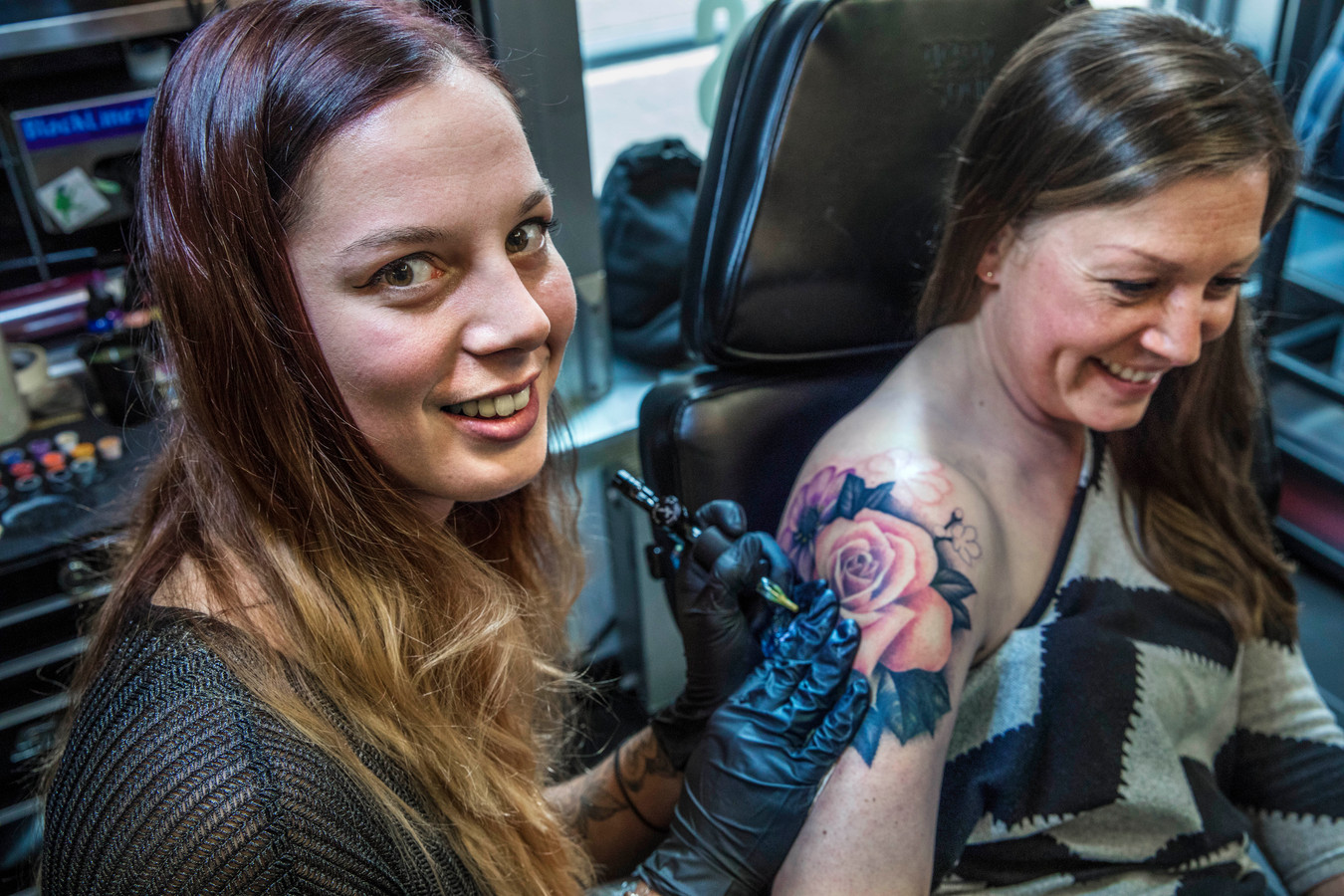 Zelfs de 74-jarige oma van Haagse “inkmaster” Laura heeft een tatoeage ...