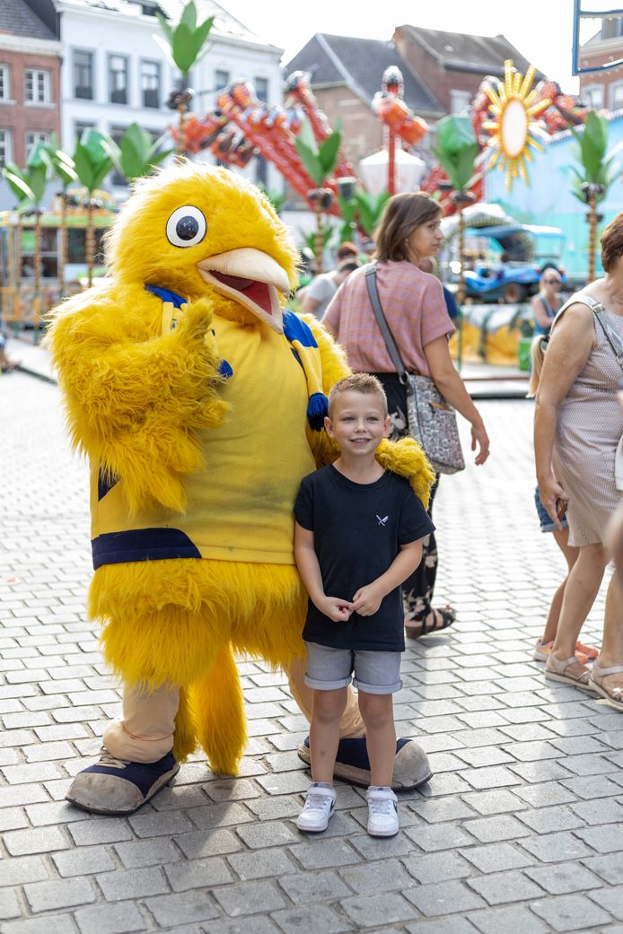 IN BEELD. STVV-mascotte Binkie verrast kinderen op eerste schooldag met gratis tickets in elke ...