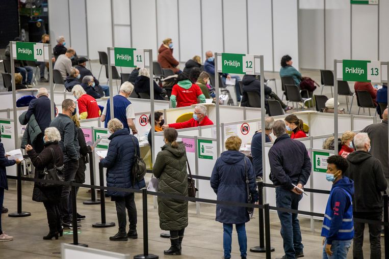 Herhaalvaccinatie tegen corona vanaf half september voor iedereen vanaf 12 jaar