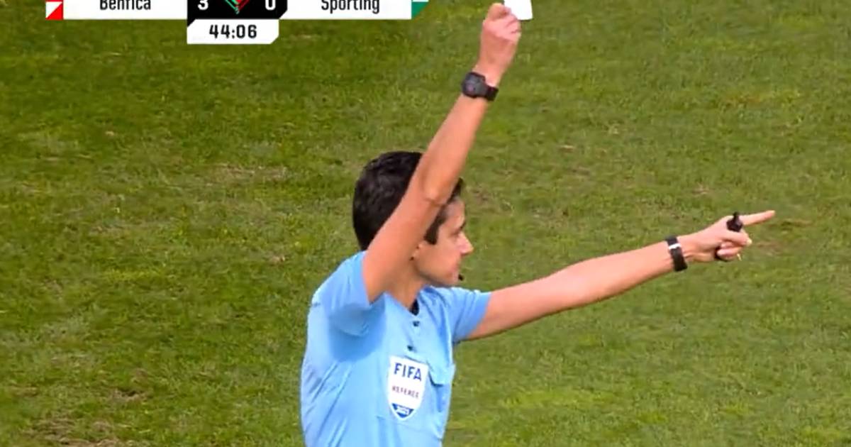 Opvallende primeur in het voetbal: scheidsrechter in Portugal trekt ...