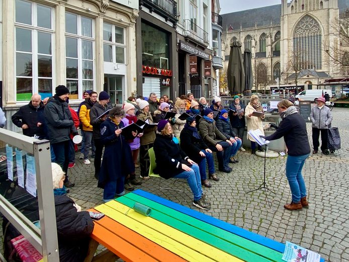 Optreden met gebarentaal voor internationale dag van de persoon met een ...