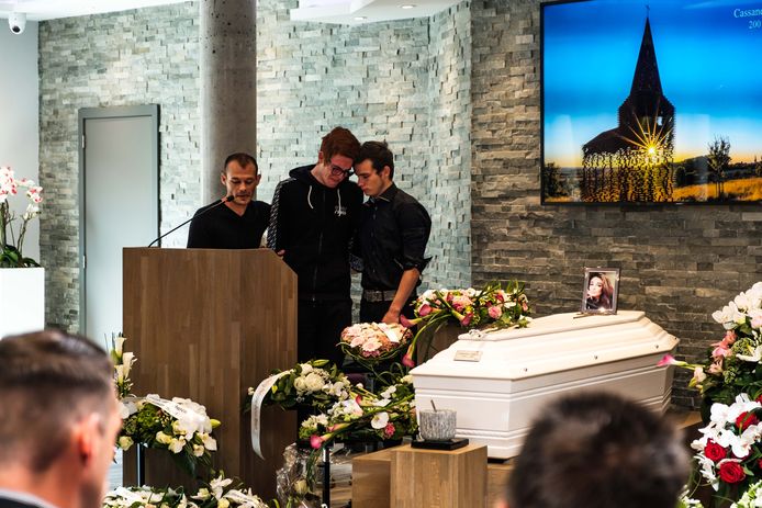 Zee aan bloemen voor Cassandra (18), die leven liet in ongeval met 5 ...