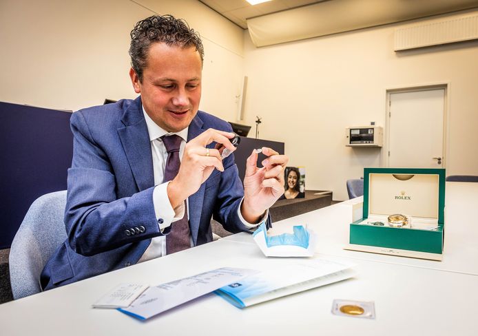 Spaarders halen geld van de bank om horloges en sieraden te kopen (en ...