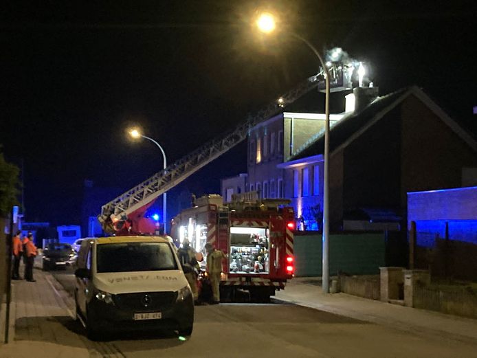 Slecht werkende speksteenkachel zet woonkamer vol rook | Brugge | hln.be