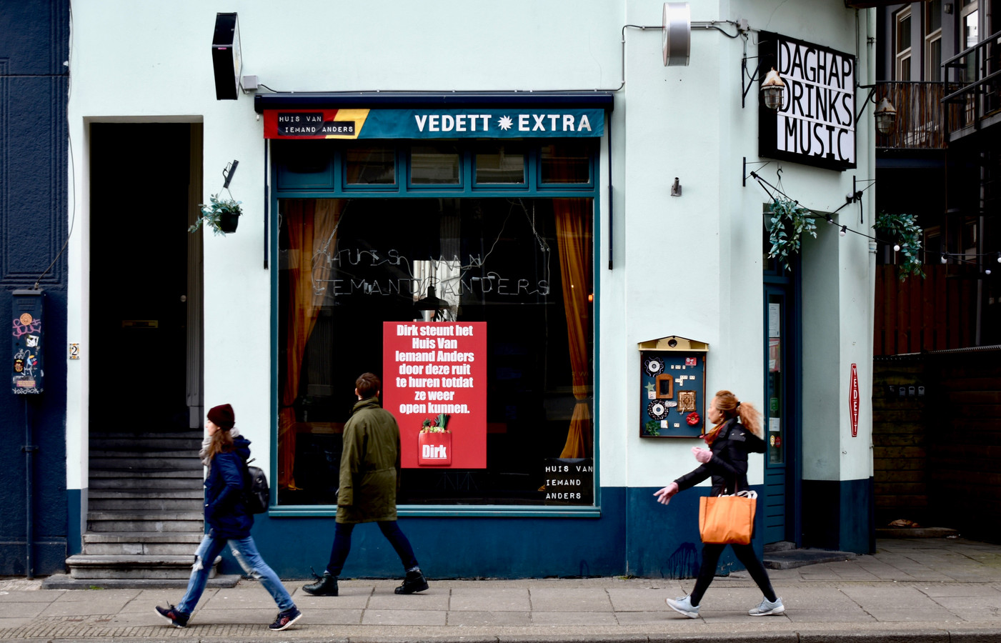 Een felrode poster op het raam: ‘Dirk steunt Bar Spek door deze ruit te ...