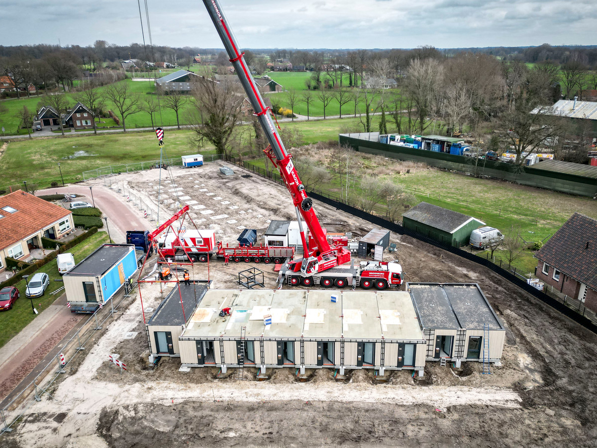 Eerste flexwoningen staan in Weerselo | Foto | AD.nl Eerste flexwoningen staan in Weerselo | Foto | AD.nl