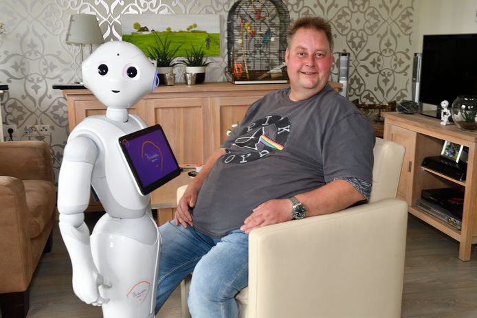 Smoorverliefd op Phi, een vrolijke zorgrobot | Home | AD.nl