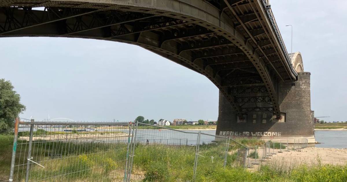 Kunststof plaat viel van Waalbrug door losgeraakte kitlaag, alle ...