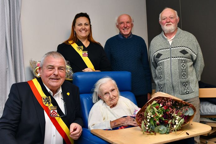 Maria-Louisa wordt 102 en is oudste inwoner van Menen | Menen | hln.be