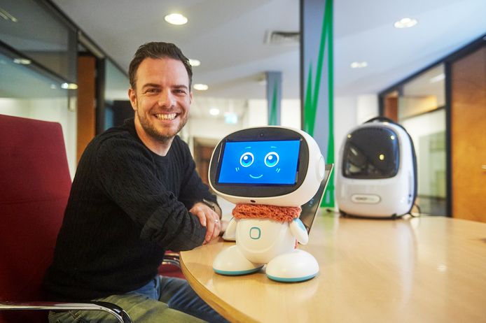 Robot Tonnie moet zorgmedewerkers ontlasten: 'Voor onze cliënten is het echt een maatje’ | Uden ...