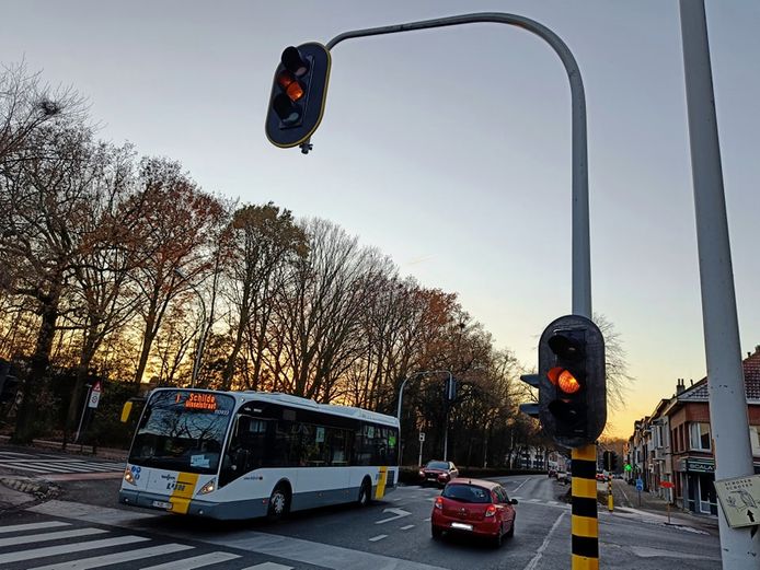 Enkele oranje knipperlicht door defect aan verkeerslichten op druk kruispunt | Schoten | hln.be