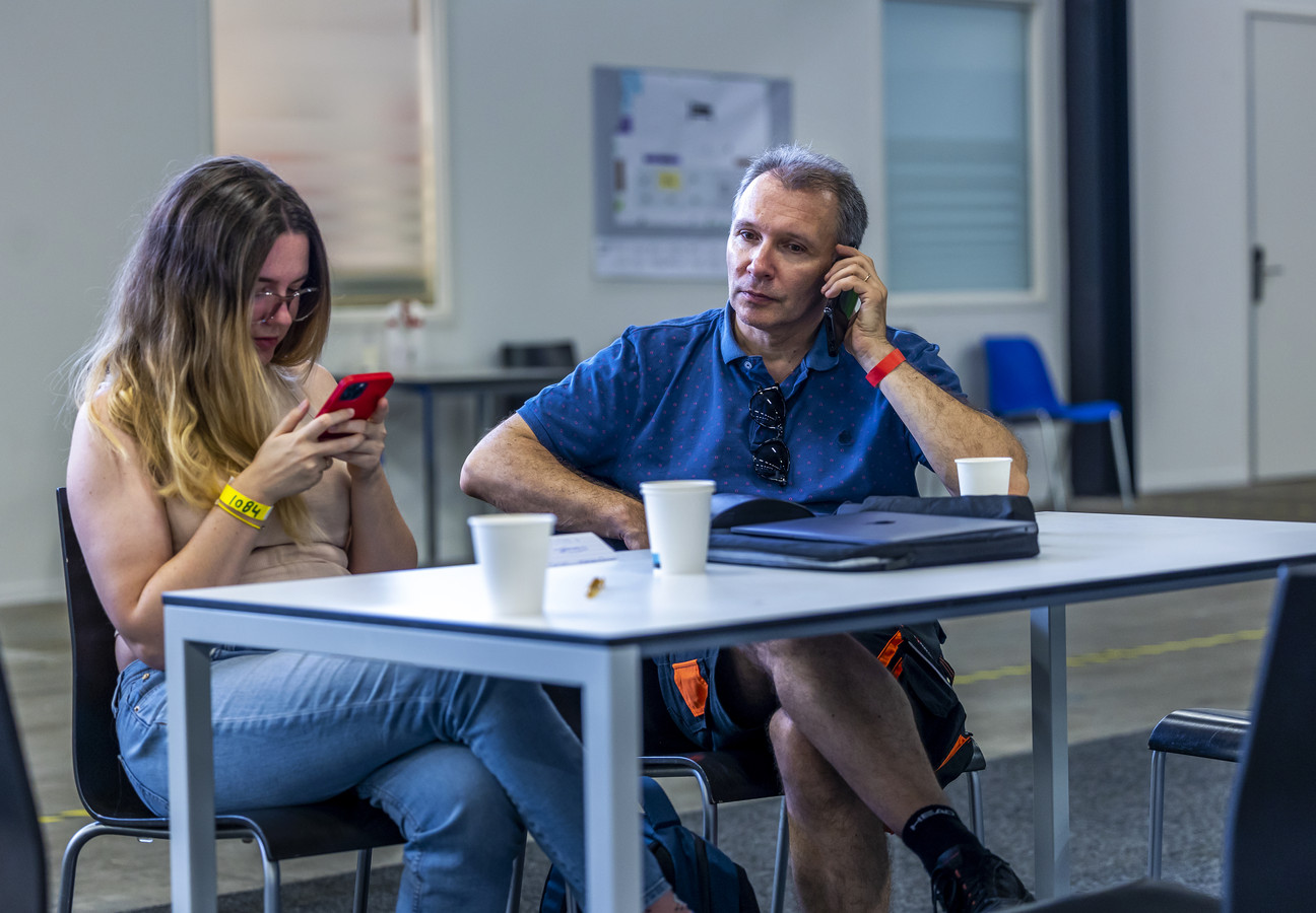 Leven in de noodopvang voor vluchtelingen: ‘Bari ontdekte pas in ...