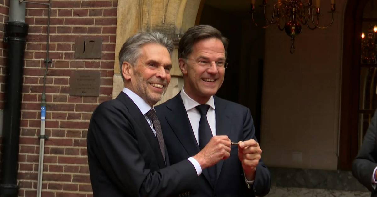 VIDEO | Rutte overhandigt sleutel van Torentje aan nieuwe premier ...